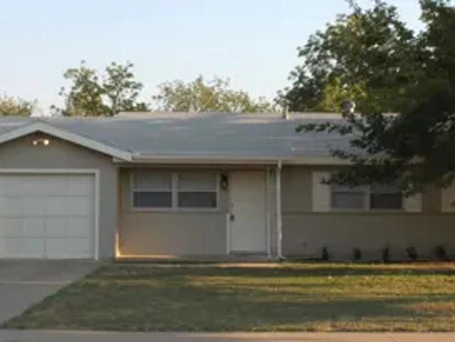 3 BR, 2 BA Apartment 4904 40th St, Lubbock, TX 79414