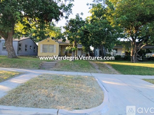 3 BR, 2 BA Apartment 4904 Calmont Ave, Fort Worth, TX 76107