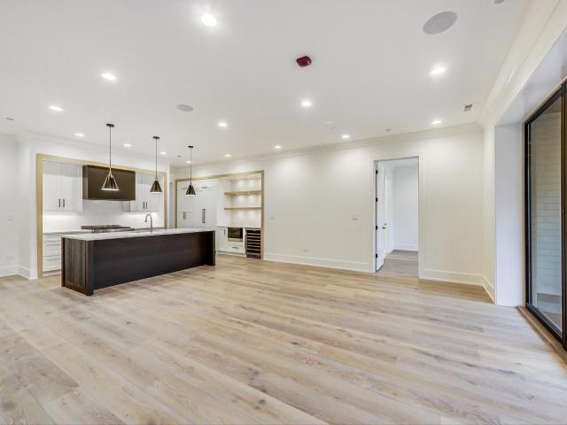 3 BR, 2 BA Apartment 4920 North Lincoln Avenue, Chicago, IL 60625