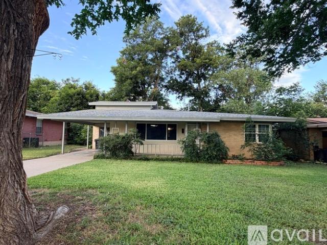 3 BR, 2 BA Apartment 4925 Lubbock Avenue, Fort Worth, TX 76115