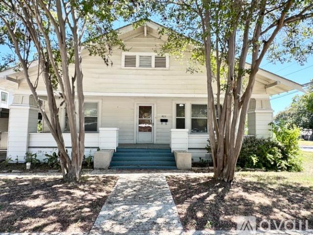 3 BR, 2 BA Apartment 403 E Mountain St, Seguin, TX 78155