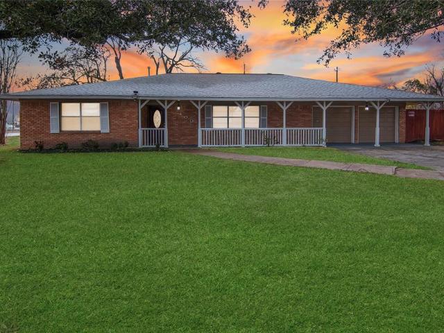 3 BR, 2 BA Apartment 400 West Oak St, Highlands, TX 77562