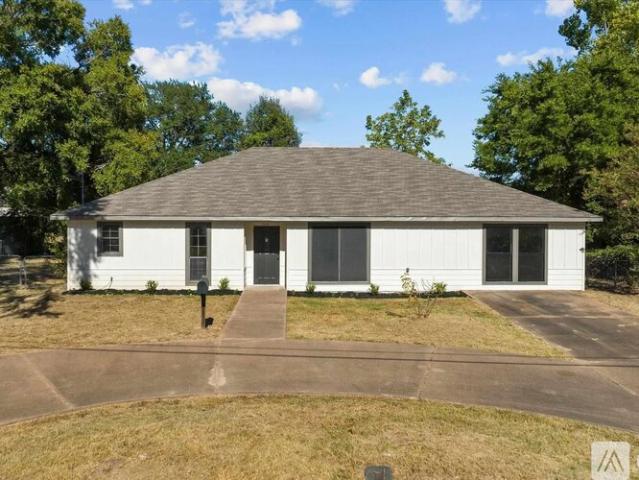 3 BR, 2 BA Apartment 400 S Baker St, Lindale, TX 75771