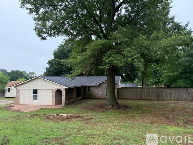 3 BR, 2 BA Apartment 401 Chickasaw Avenue, Washington, OK 73093