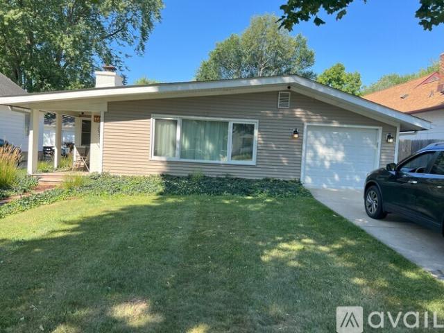 3 BR, 2 BA Apartment 409 South Commonwealth Avenue, Aurora, IL 60506
