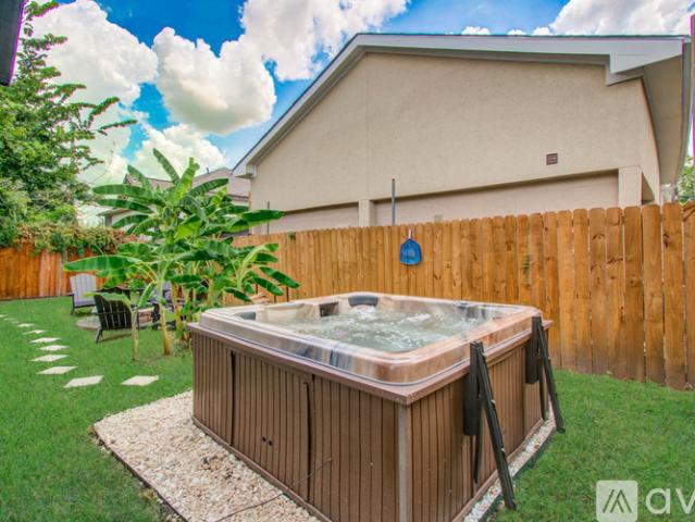 3 BR, 2 BA Apartment 410 James St, Houston, TX 77009