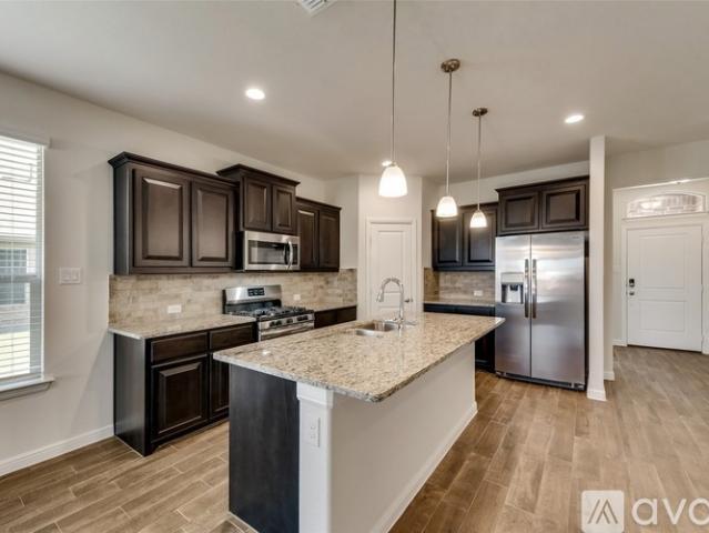 3 BR, 2 BA Apartment 415 Helm Ln, Azle, TX 76020