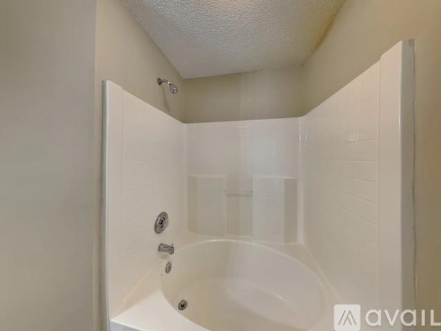 3 BR, 2 BA Apartment 4218 Wyoming Street, Kansas City, MO 64111