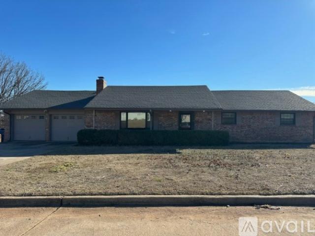 3 BR, 2 BA Apartment 421 Francis Ave, Lindsay, OK 73052