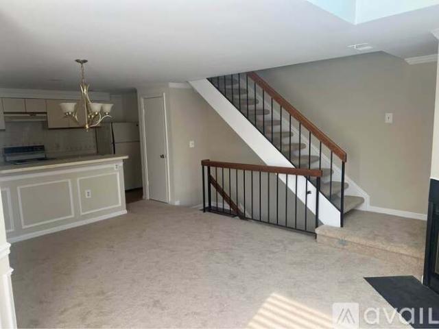 3 BR, 2 BA Apartment 4351 Pembrook Village Drive, Unit 41, Alexandria, VA 22309
