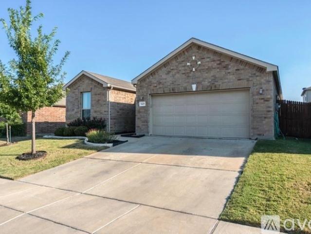 3 BR, 2 BA Apartment 5425 Shady Springs Trail, Fort Worth, TX 76179