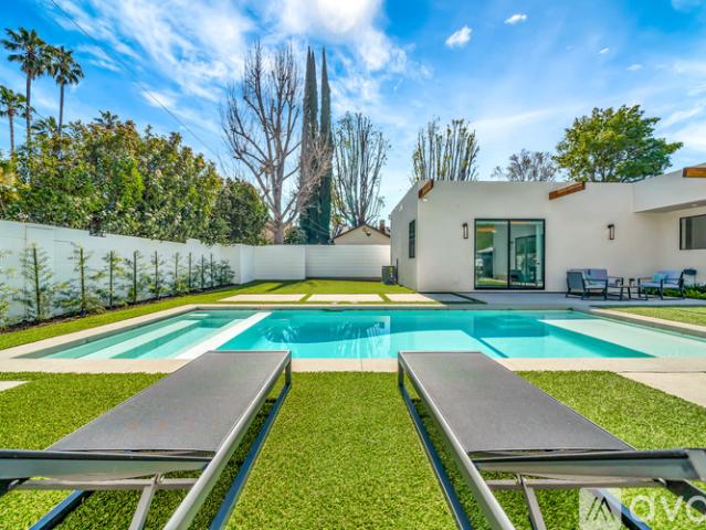 3 BR, 2 BA Apartment 5450 Oakdale Ave, Los Angeles, CA 91364