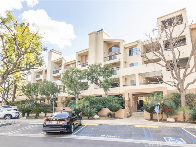 3 BR, 2 BA Apartment 5525 Canoga Avenue, Woodland Hills, CA 91367