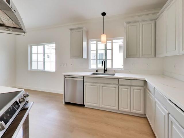 3 BR, 2 BA Apartment 568 Glenwood Avenue, Menlo Park, CA 94025