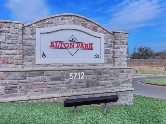 3 BR, 2 BA Apartment 5712 Azle Ave, Fort Worth, TX 76106