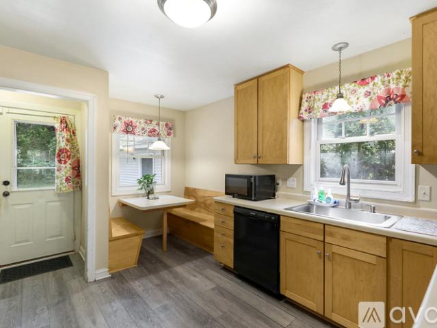 3 BR, 2 BA Apartment 582 State Street, Saint Paul, MN 55107