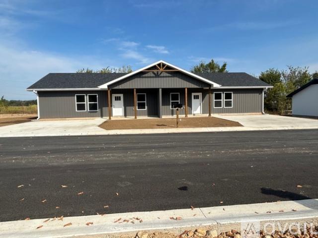 3 BR, 2 BA Apartment 585 Panich St Unit A, Pleasant Hope, MO 65725