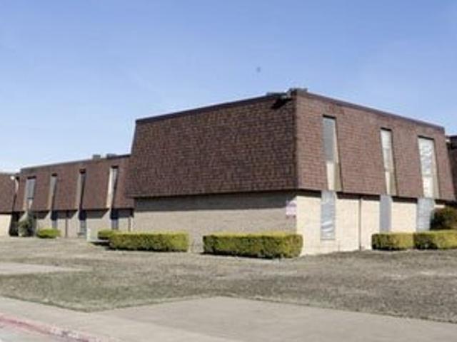 3 BR, 2 BA Apartment 5000 S. Hampton Rd Dallas, TX 75232