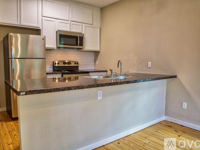 3 BR, 2 BA Apartment 510 West Jefferson Street, Brenham, TX 77833