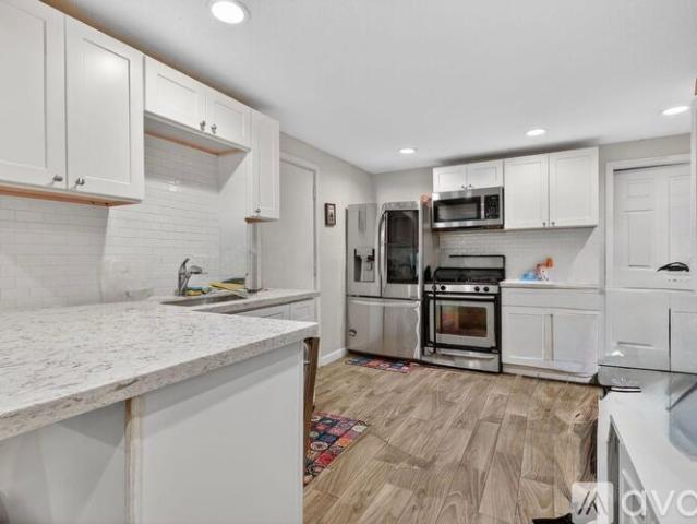 3 BR, 2 BA Apartment 511 W Orange St, Angleton, TX 77515