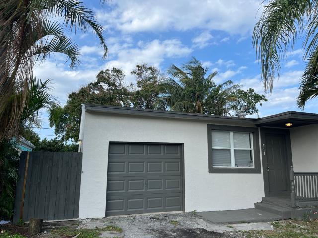 3 BR, 2 BA Apartment 511 W. Palm St Lantana, FL 33462