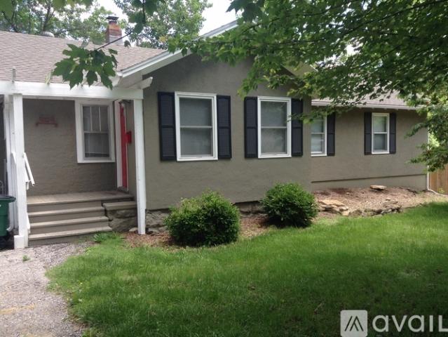 3 BR, 2 BA Apartment 5125 Parish Dr, Roeland Park, KS 66205