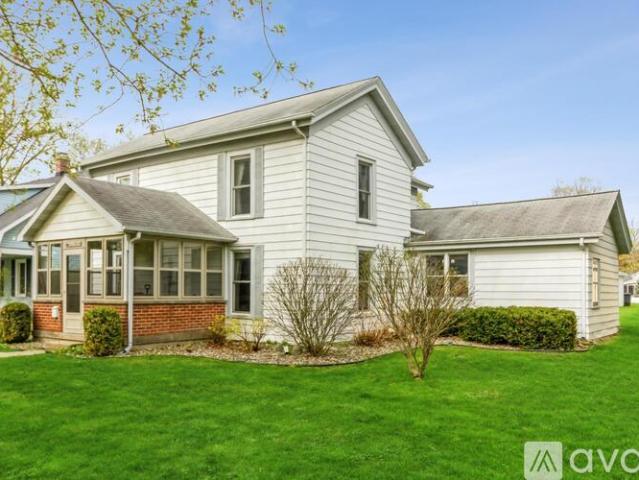 3 BR, 2 BA Apartment 528 Cook St, Lake Geneva, WI 53147