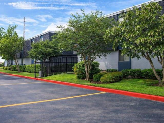 3 BR, 2 BA Apartment 537 North General McMullen Dr. Unit 1 B3, San Antonio, TX 78228