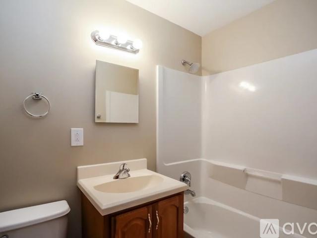 3 BR, 2 BA Apartment 5 S 652 Hummingbird Ln, Naperville, IL 60540