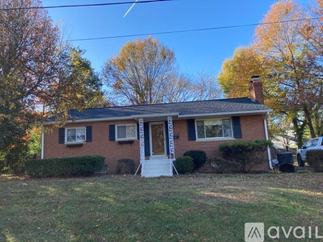 3 BR, 2 BA Apartment 6400 Pickett Street, Alexandria, VA 22306