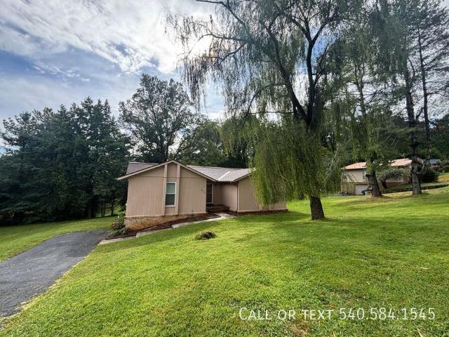 3 BR, 2 BA Apartment 6421 Orchard View Lane, Roanoke, VA 24018
