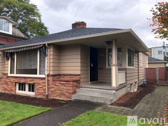 3 BR, 2 BA Apartment 6436 Northeast 26th Avenue, Portland, OR 97211