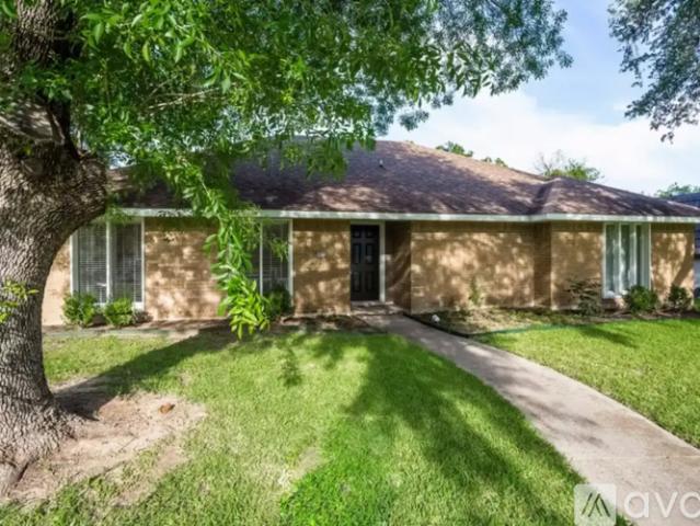 3 BR, 2 BA Apartment 6617 Braddock Pl, Dallas, TX 75232