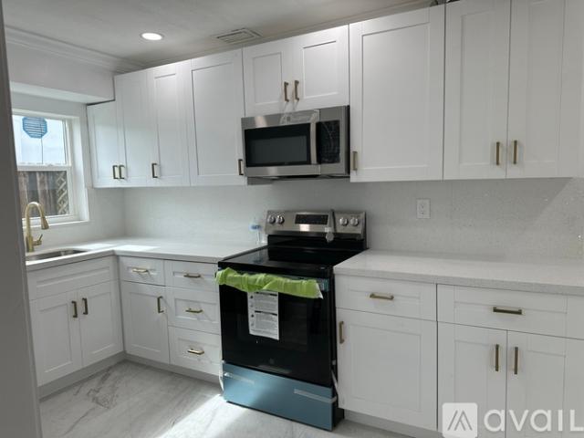 3 BR, 2 BA Apartment 6651 Allen Street, Hollywood, FL 33024