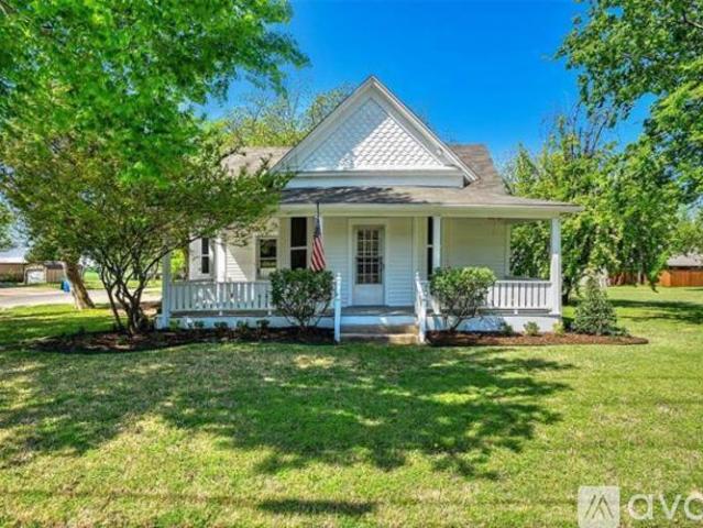 3 BR, 2 BA Apartment 676 South Waco Street, Van Alstyne, TX 75495