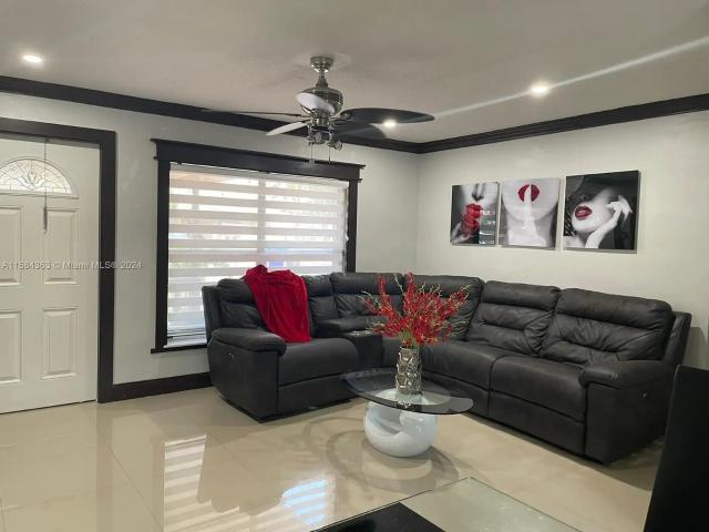 3 BR, 2 BA Apartment 6870 Thomas St, Hollywood, FL 33024