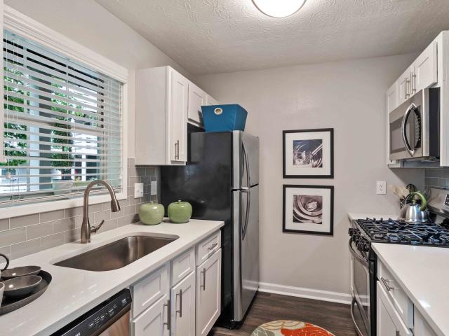 3 BR, 2 BA Apartment 6901 Glenlake NE Unit 65A, Atlanta, GA 30328