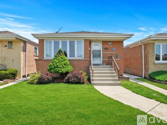 3 BR, 2 BA Apartment 6023 S Parkside Ave, Chicago, IL 60638