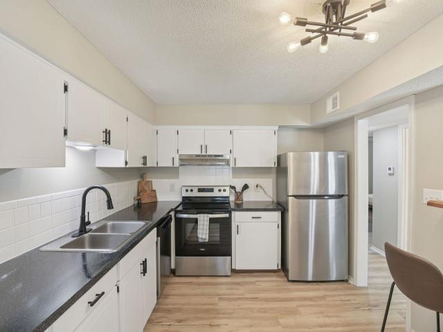 3 BR, 2 BA Apartment 6024 N Jefferson Street Unit 4, Kansas City, MO 64118