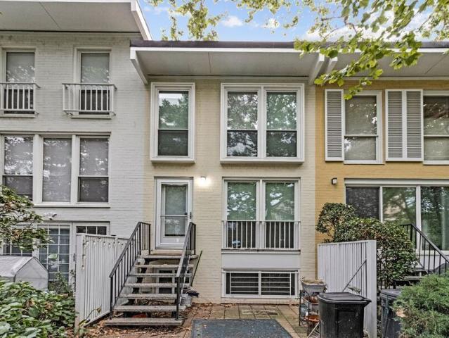 3 BR, 2 BA Apartment 604 3rd St SW, Washington, DC 20024