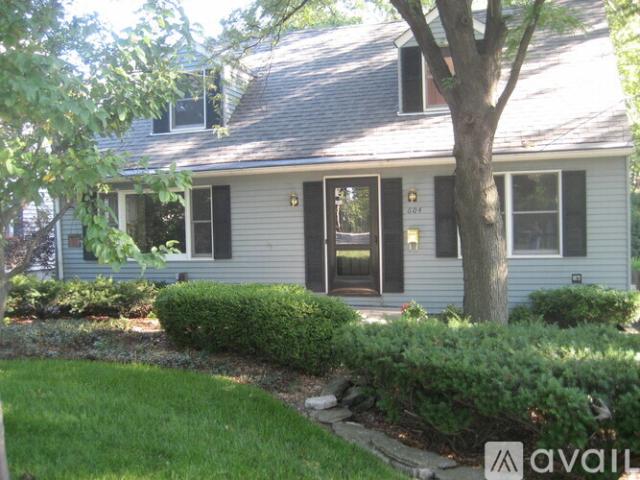 3 BR, 2 BA Apartment 604 Elm Street, Glen Ellyn, IL 60137