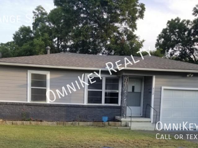 3 BR, 2 BA Apartment 612 E Orange St, Sherman, TX 75090