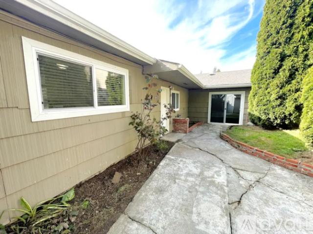 3 BR, 2 BA Apartment 627 57th St SW, Everett, WA 98203