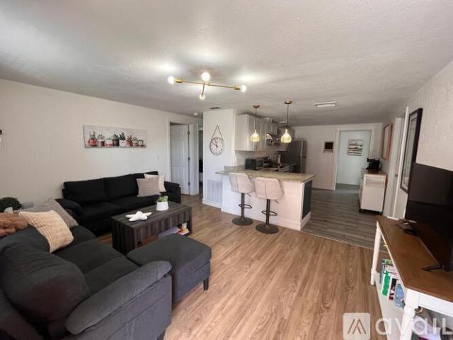 3 BR, 2 BA Apartment 626 9th Ave W, Palmetto, FL 34221