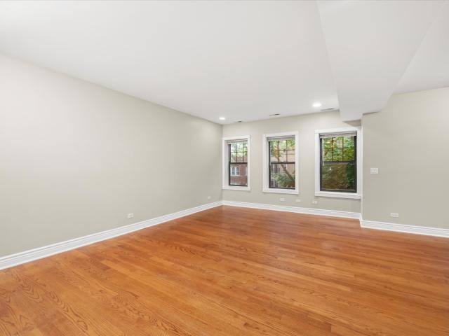 3 BR, 2 BA Apartment 6300 N Rockwell St, Chicago, IL 60659