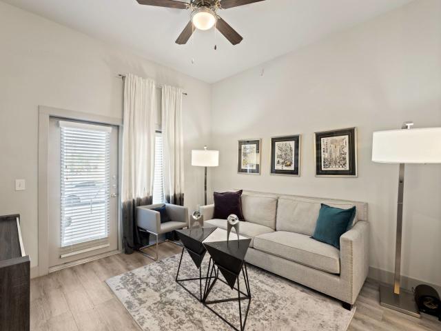 3 BR, 2 BA Apartment 637 Samuels Avenue Unit 1030, Fort Worth, TX 76102