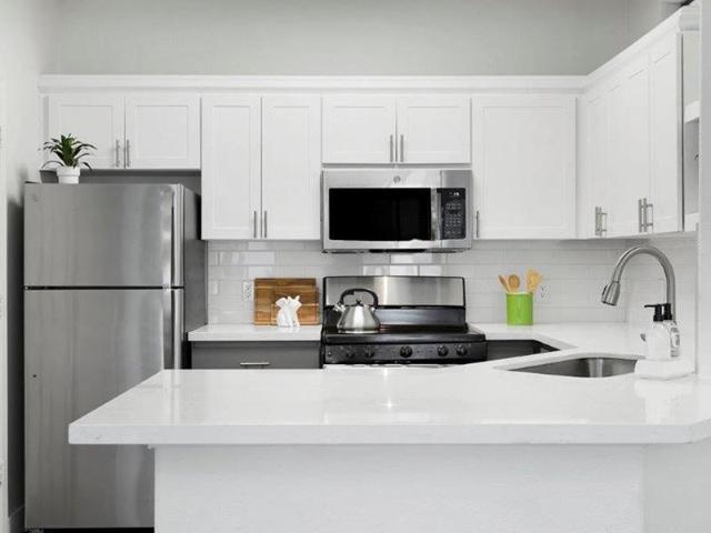3 BR, 2 BA Apartment 7611 S 36th St Unit 120, Phoenix, AZ 85042