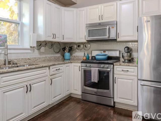 3 BR, 2 BA Apartment 7626 N Greenview Ave, Unit 1, Chicago, IL 60626