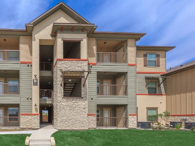3 BR, 2 BA Apartment 7902 E. Country Drive, Laredo, TX 78045