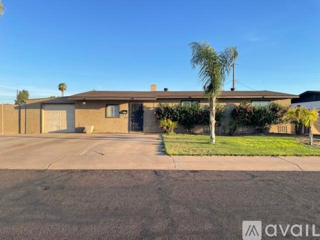 3 BR, 2 BA Apartment 7915 West Pinchot Avenue, Phoenix, AZ 85033